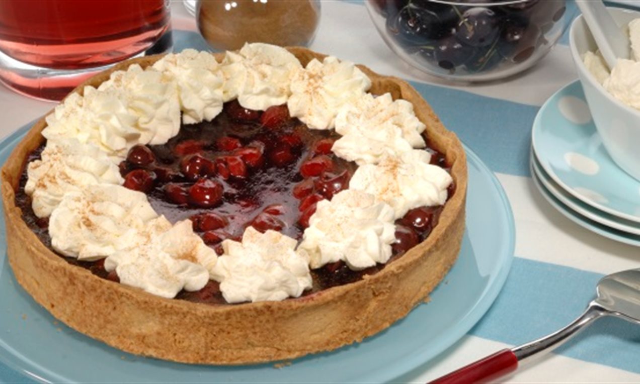 Kersentaart met kaneelroom en wijngelei Recept | Dr. Oetker